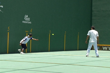 Participa el campeón mundial de frontón de mano en Huamantla